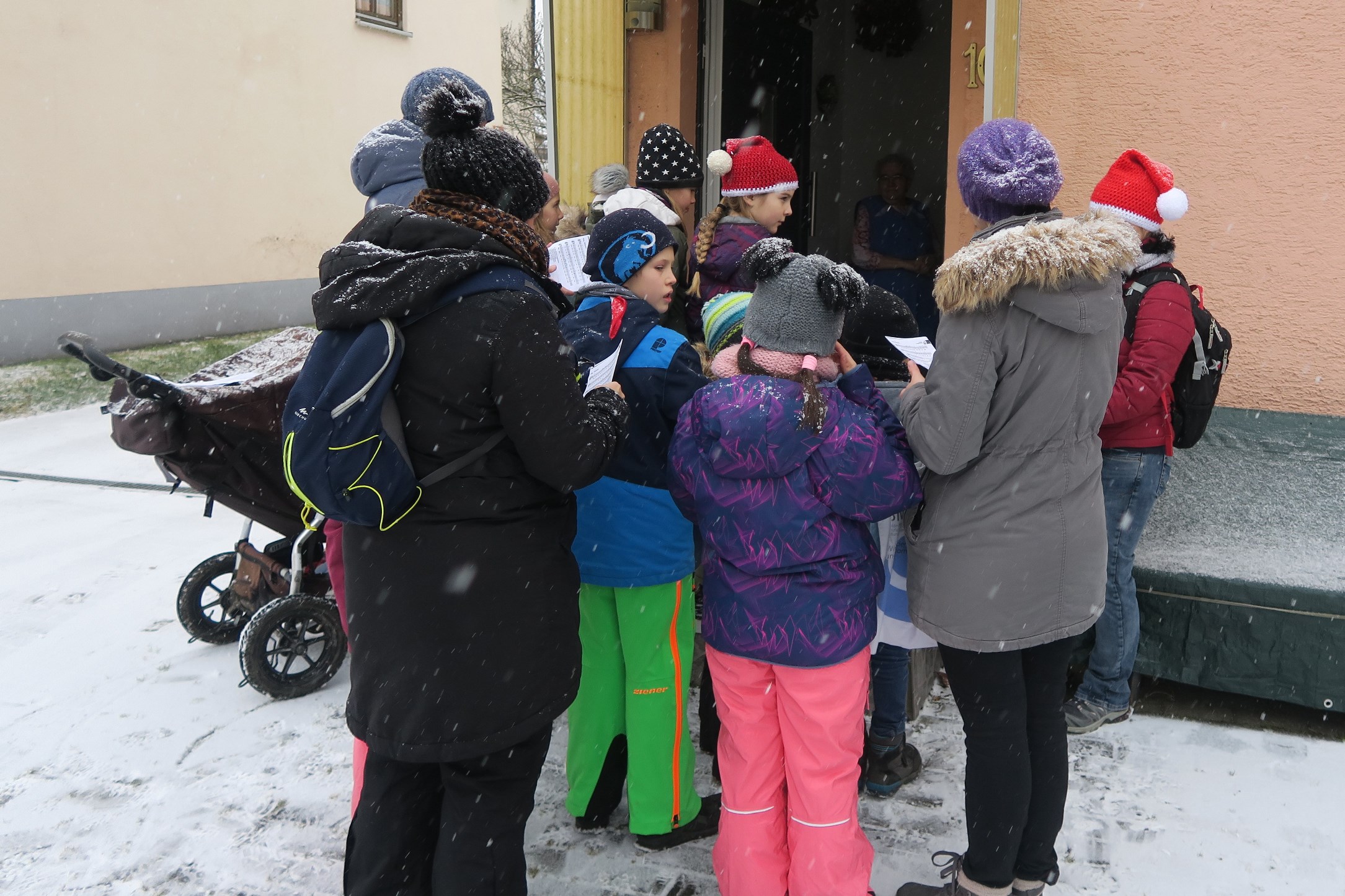 Grundschule Kleinengstingen – „Singen in den Häusern“